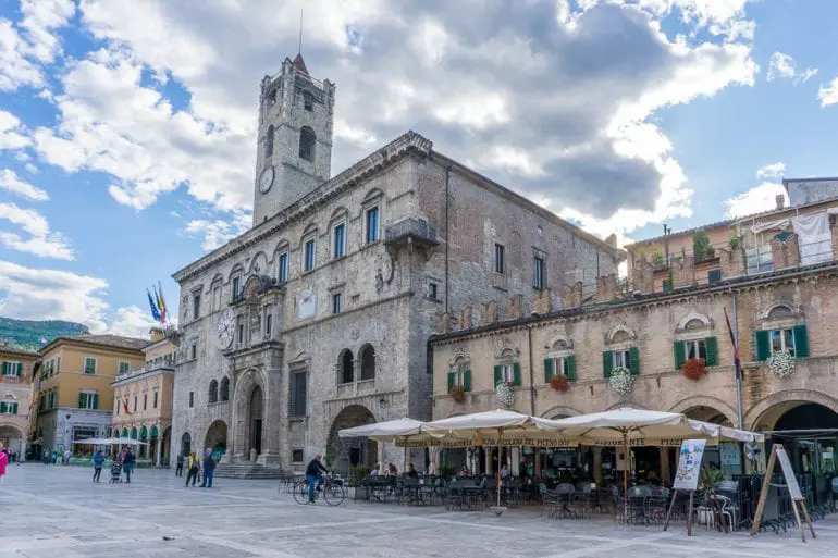 Marken Italien: 6 traumhafte Orte und Geheimtipps