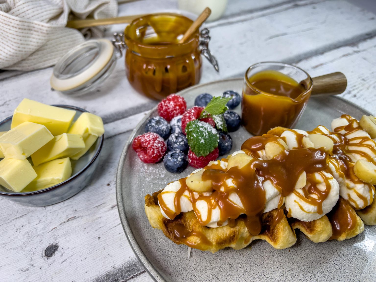 Croffle: DER Foodtrend - Rezept mit Salted Caramel und Sahne