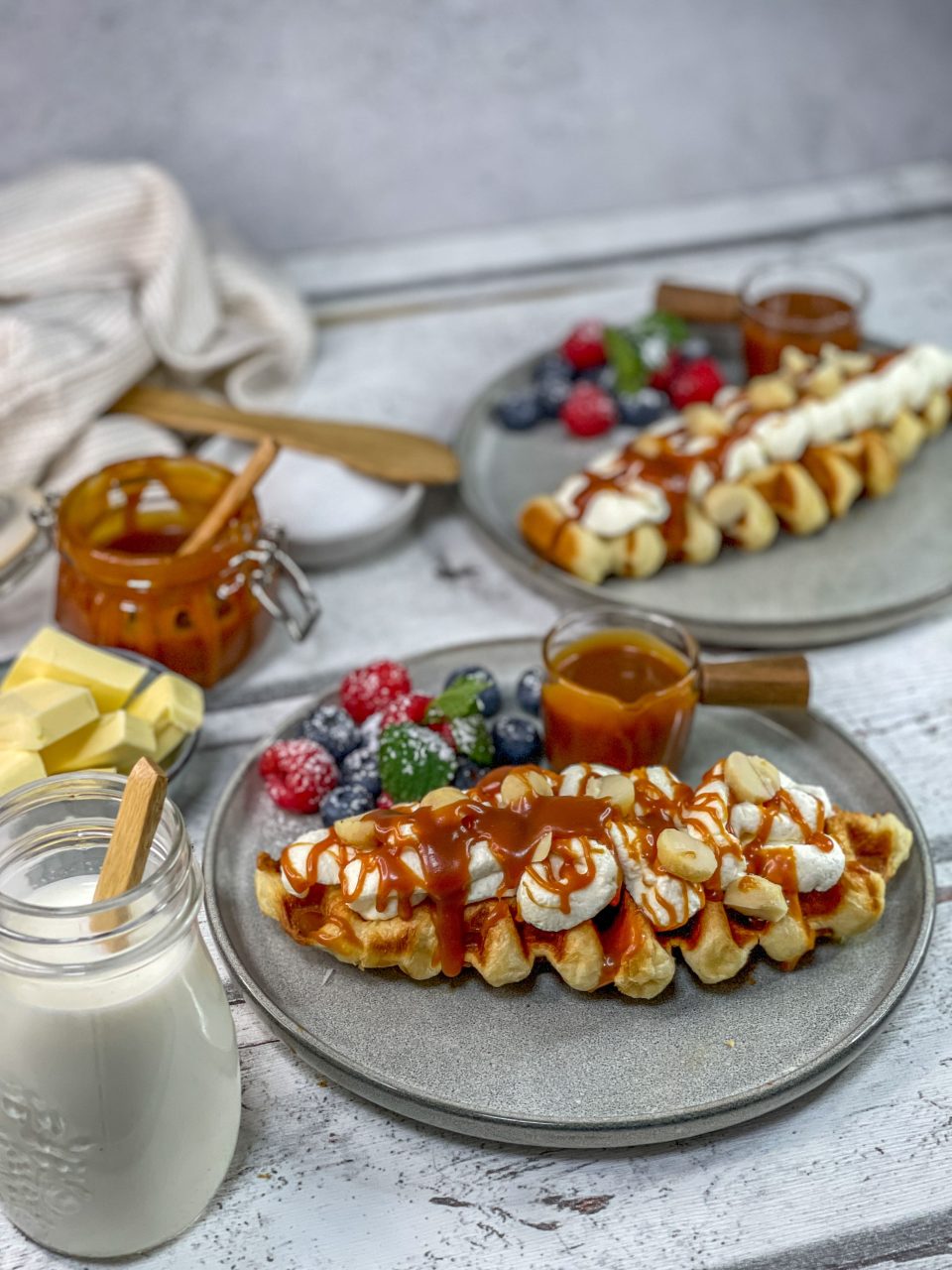 Croffle: DER Foodtrend - Rezept mit Salted Caramel und Sahne