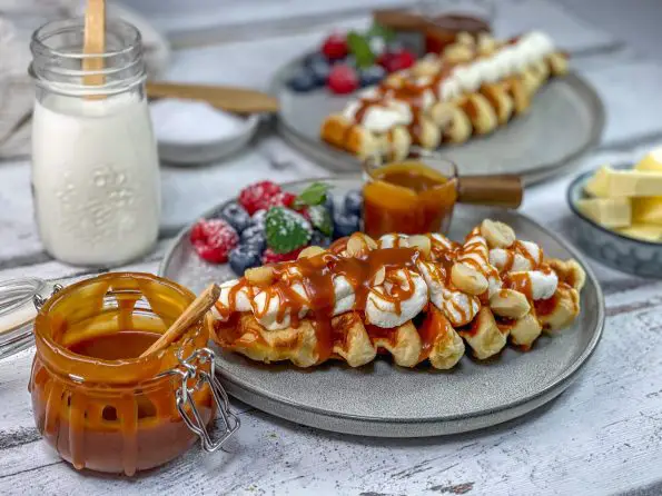 Croffle: DER Foodtrend - Rezept mit Salted Caramel und Sahne